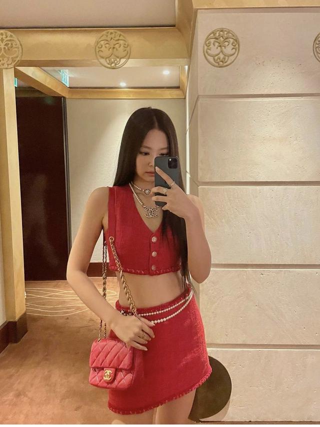 Pesona Jennie BLACKPINK Tampil Seksi Kenakan Gaun Merah, Disebut Jadi ...