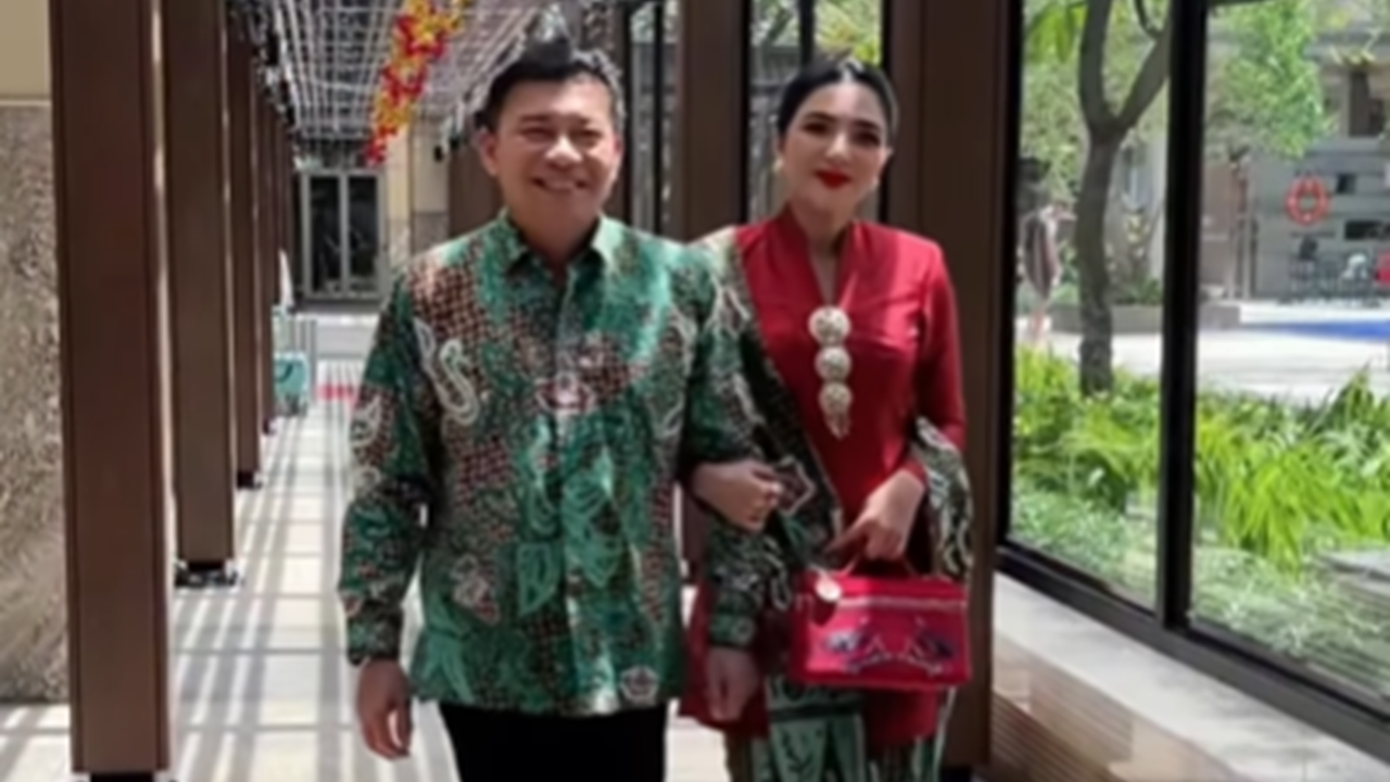 Model Batik Sarimbit Ashanty dan Anang saat Hadiri Wisuda Sarah Menzel