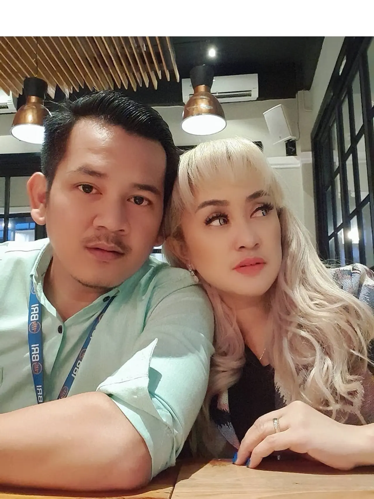 Jarang Tersorot, Ini 6 Potret Mesra Lia Lidysta dan Suami - Surabaya Liputan6.com