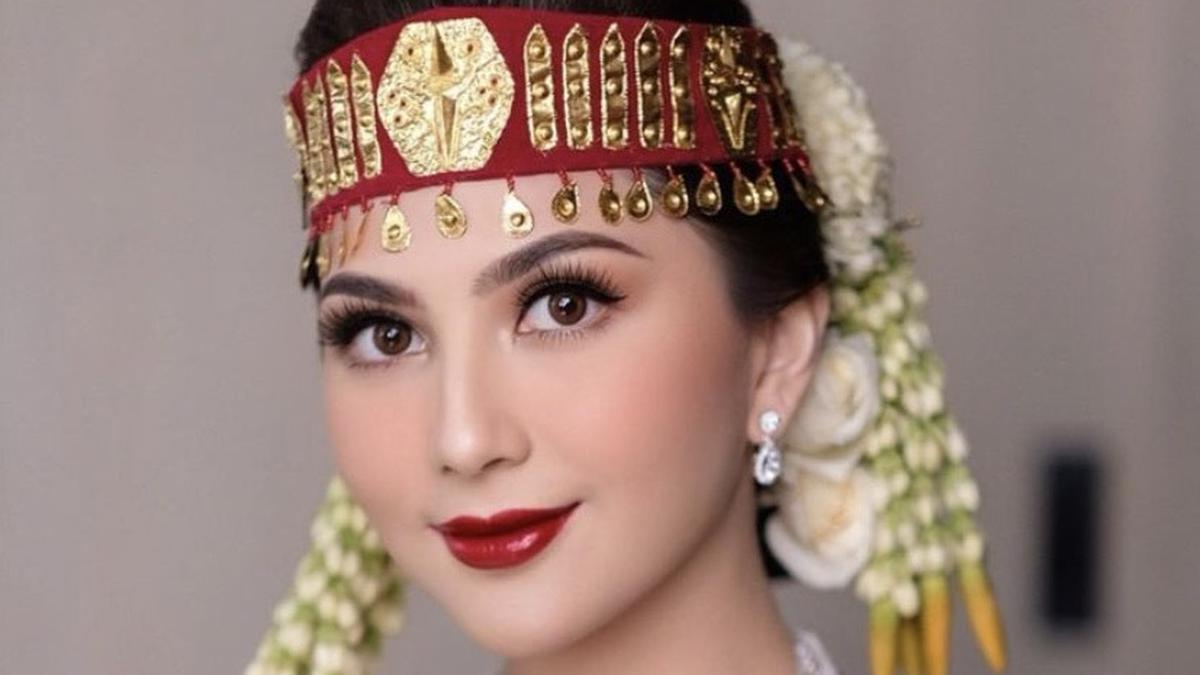 6 Pesona Jessica Mila Jadi Pengantin Batak Dipulas Lipstik Merah Merona