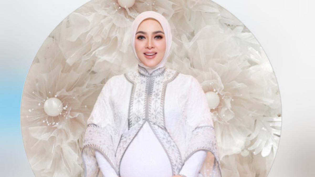 6 Tampilan Wajah Glowing dengan Makeup Flawless Syahrini saat Hamil 7 Bulan di Usia 43 Tahun ...