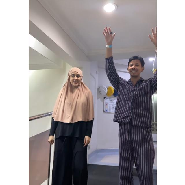 6 Potret Terbaru Sonny Septian Usai Operasi, Belajar Jalan di Lorong RS ...
