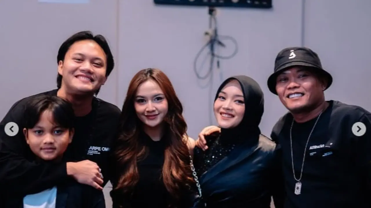 Potret Putri Delina yang Sekarang Makin Tampil Stylish dan Cantik ...