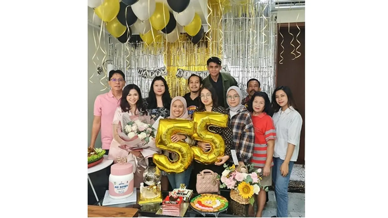 6 Potret Ulang Tahun Puspa Dewi ke-55, Sempat Viral Dijuluki Nenek Awet Muda - Hot Liputan6.com