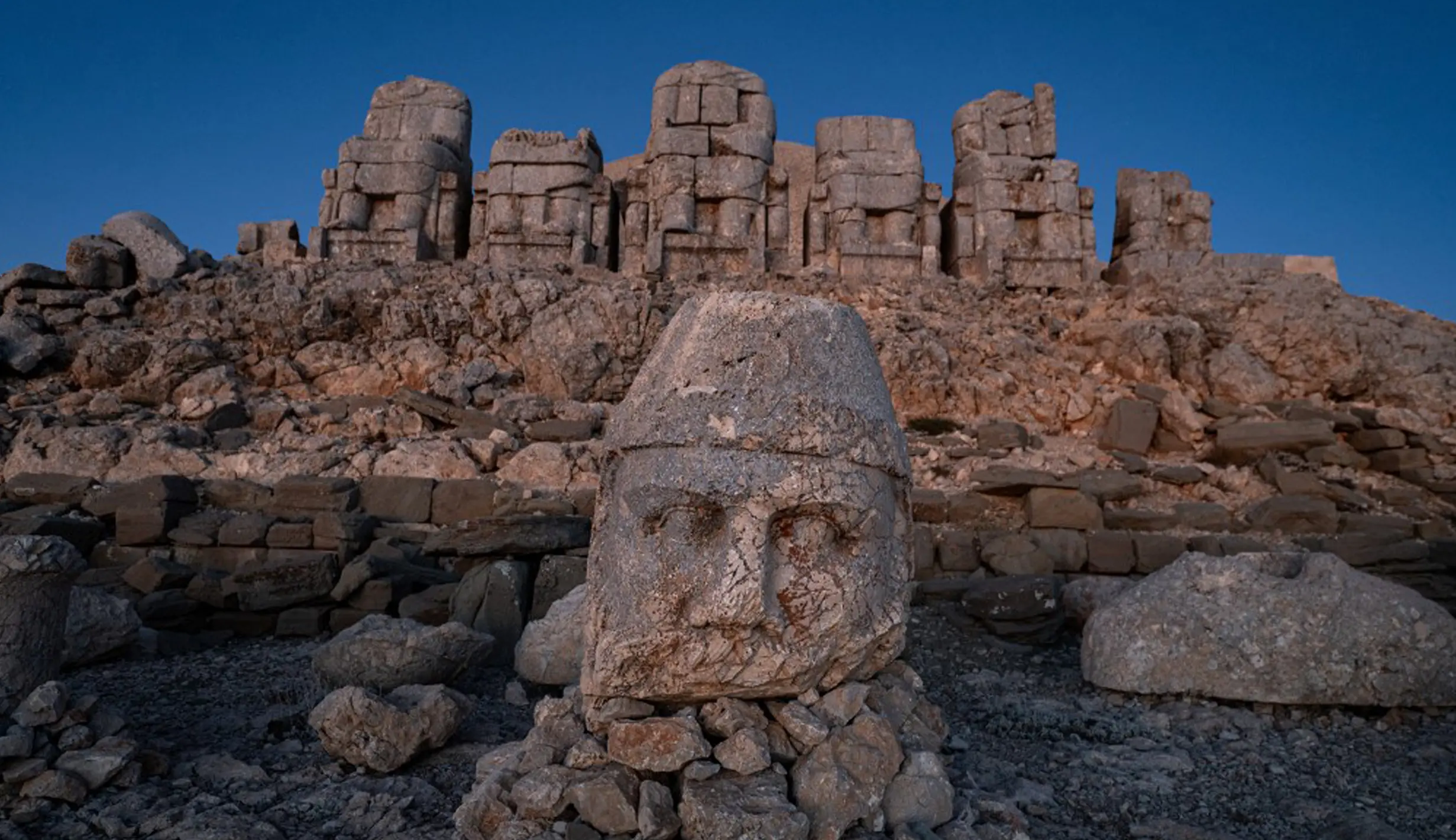 FOTO: Patung Kepala Batu Besar di Situs Arkeologi Gunung Nemrut - Foto ...