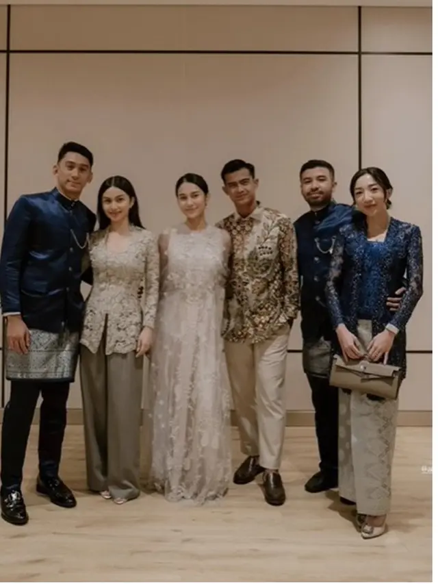 5 Potret Azizah Salsha saat Kondangan Bareng Pratama Arhan, Kini Digugat Cerai - ShowBiz ...