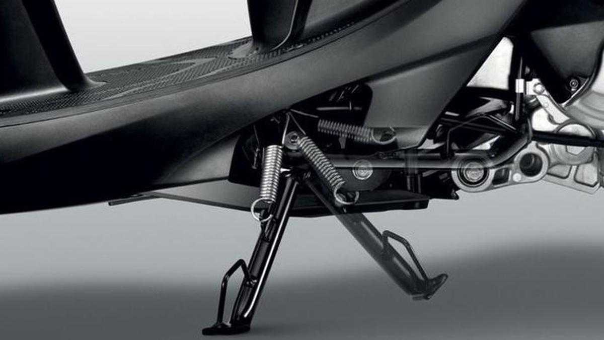 Khusus Buat Cewek, Begini Cara Parkir Motor dengan Standar Tegak ...