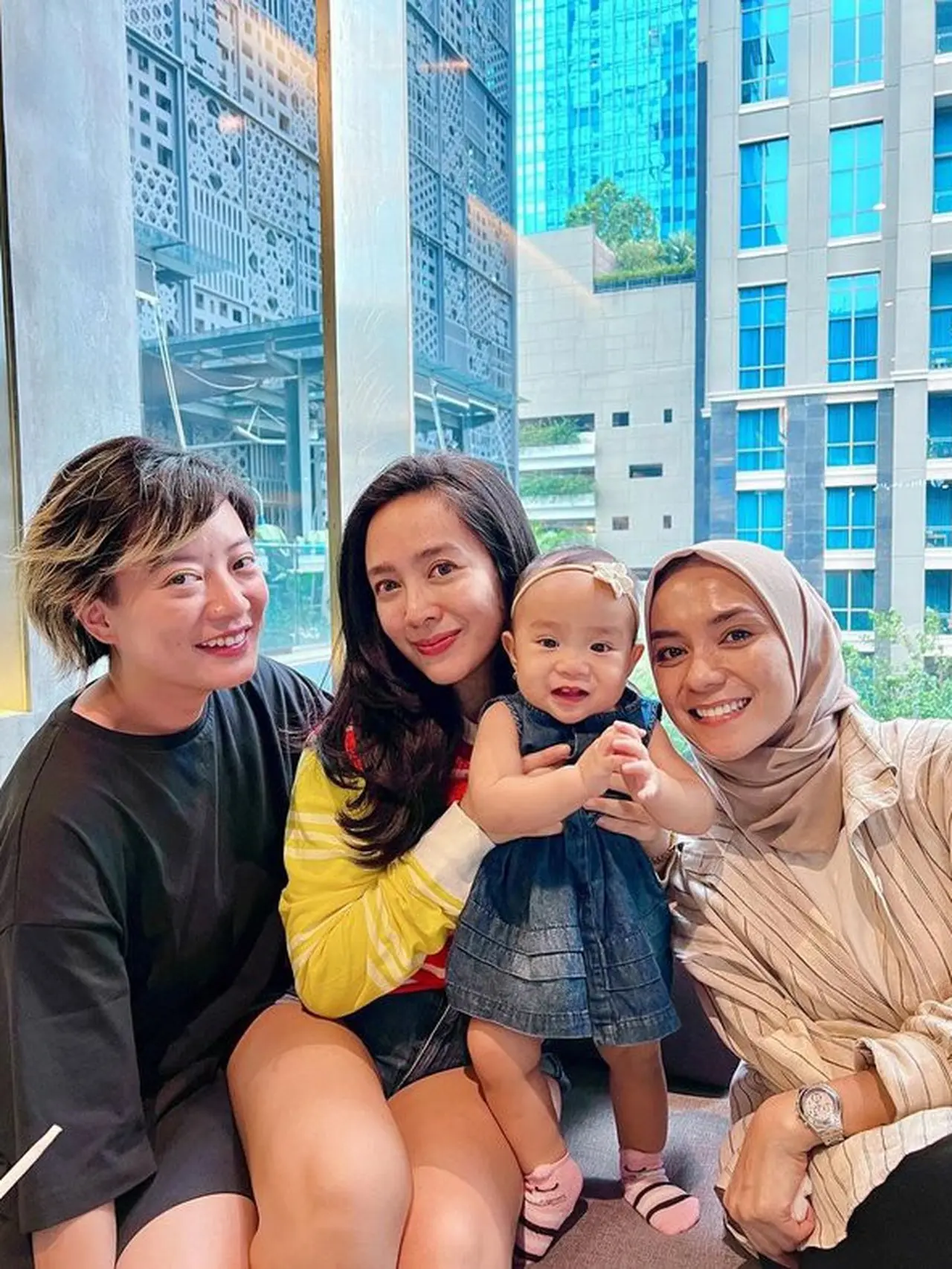 Sama-Sama Awet Muda, Ini 6 Potret Kekompakan Dea Ananda dan Leony - Entertainment Fimela.com