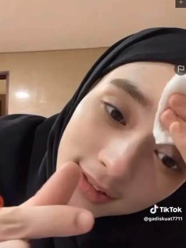 Terima Tantangan Netizen, Ini 6 Potret Inara Rusli saat Hapus Makeup ...