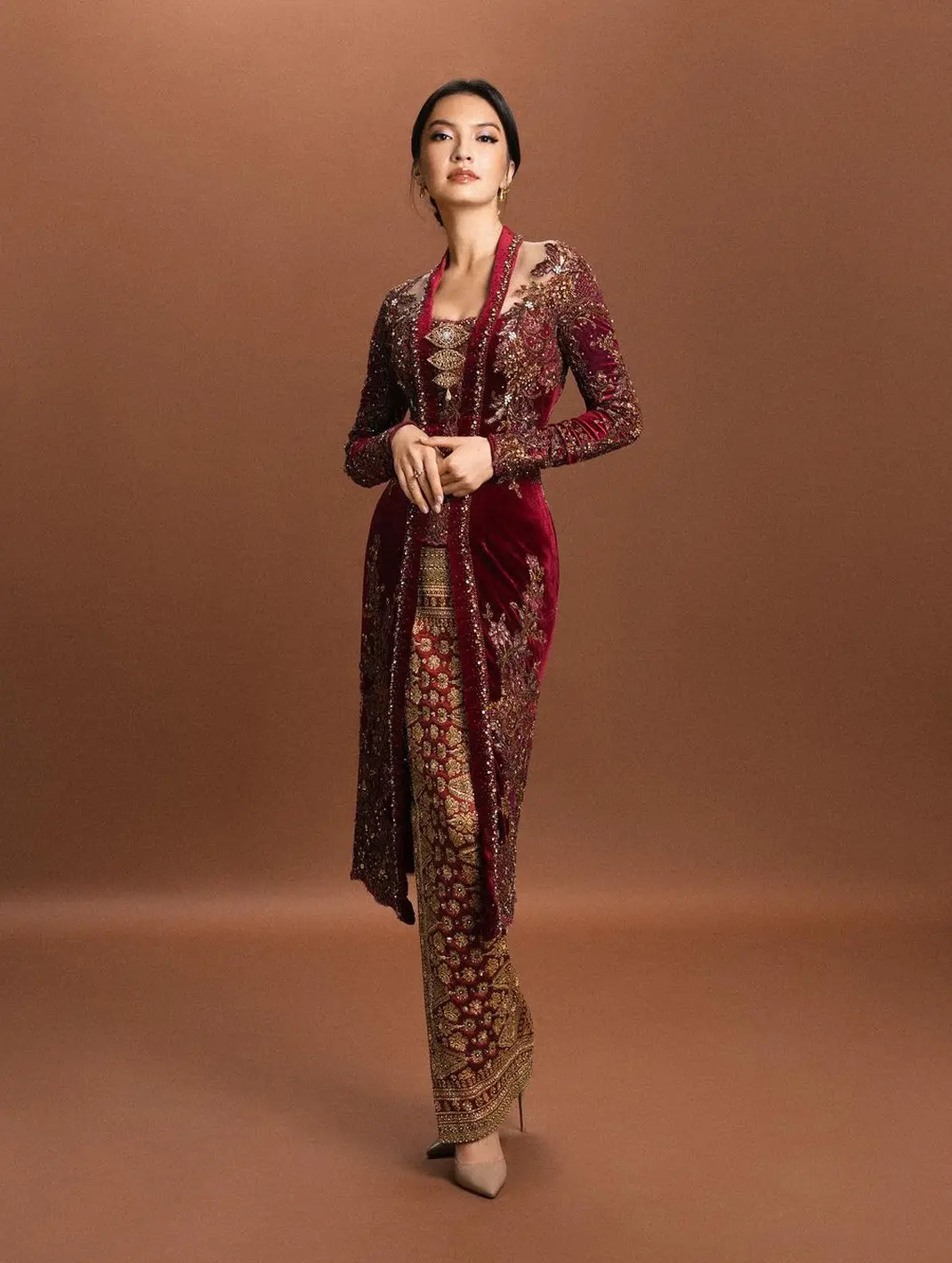 Kebaya Merah Penuh Aksi Bikin Penampilan 6 Artis Ini Terlihat Elegan ...