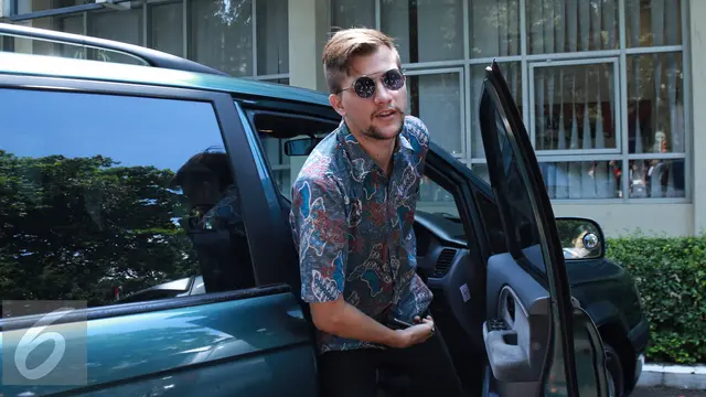 Lihat Gaya Keren Stuart Collin Bekerja di Balik Layar - ShowBiz ...