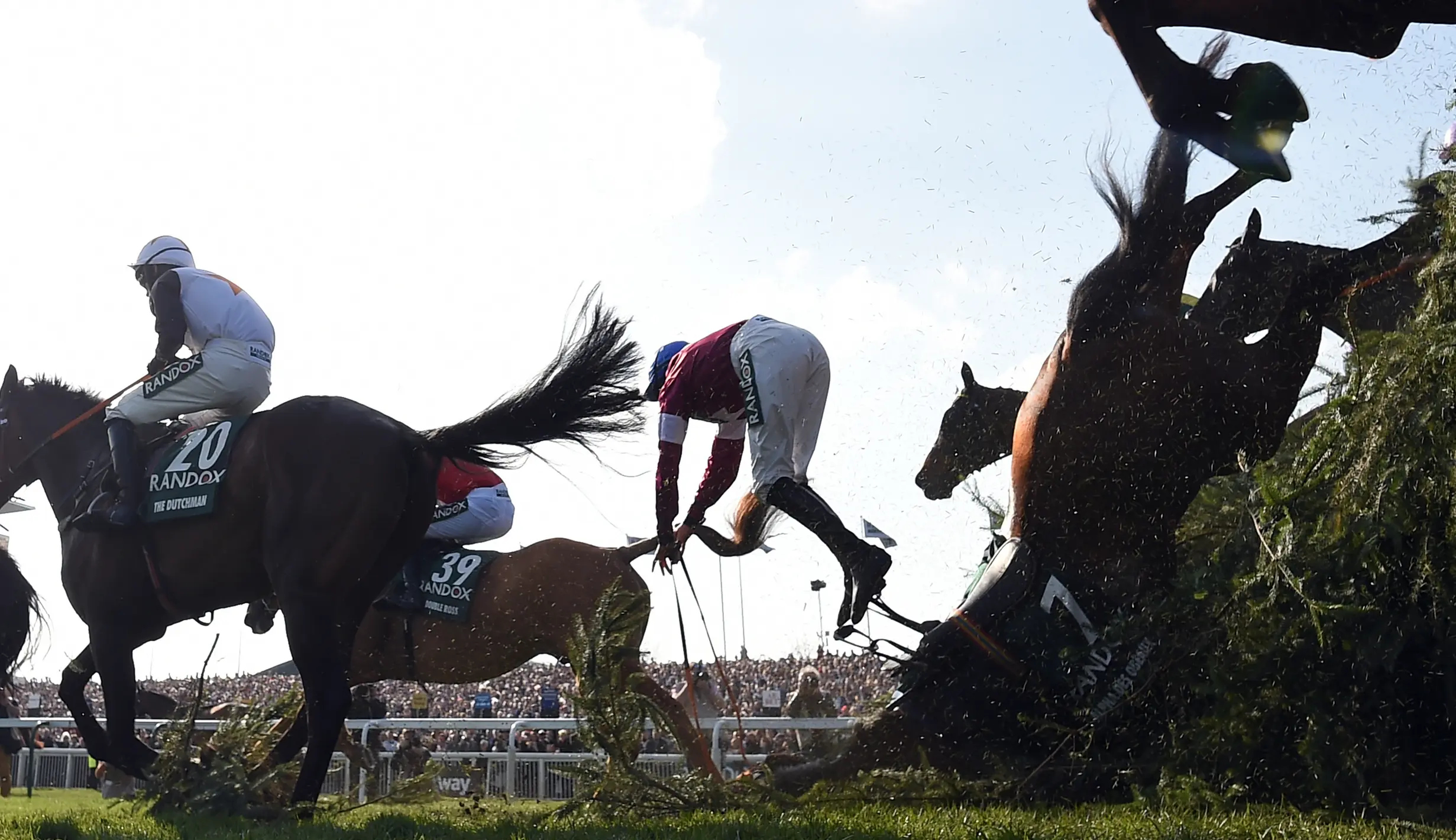 FOTO: Momen Mengerikan Saat Joki Terjungkal di Pacuan Kuda Bergengsi ...