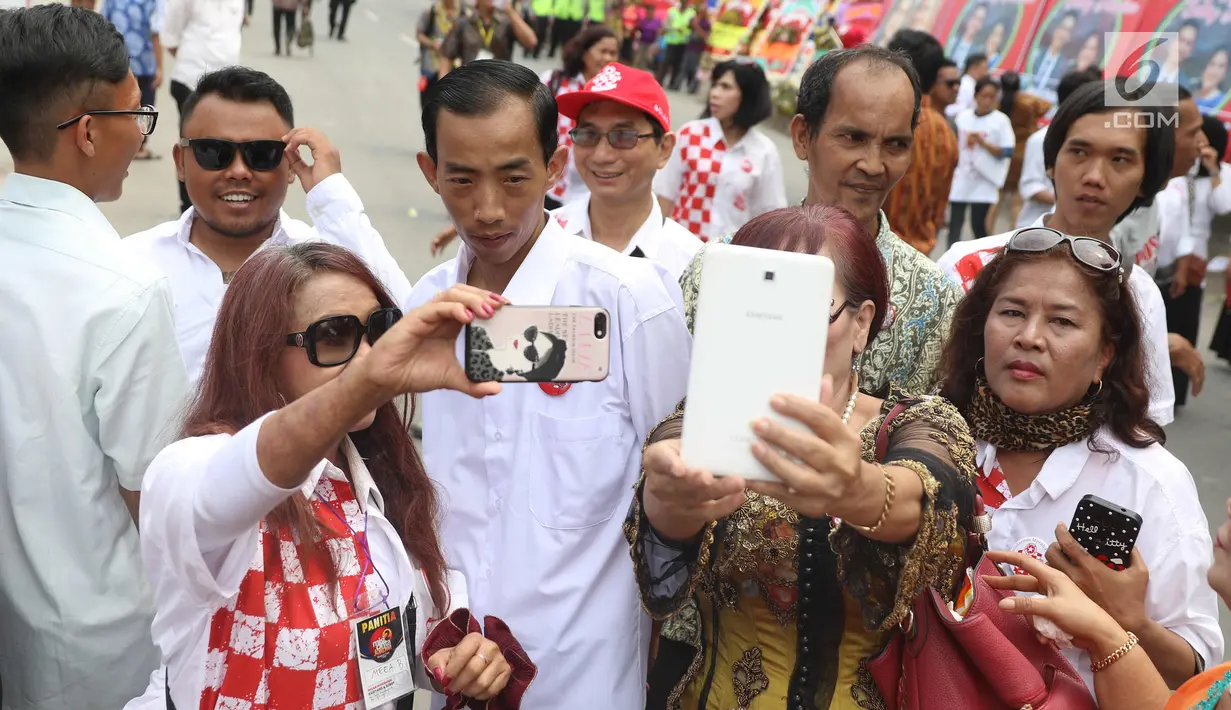 PHOTO: Dua Jokowi KW Jadi Rebutan Foto di Lokasi Pernikahan Kahiyang ...
