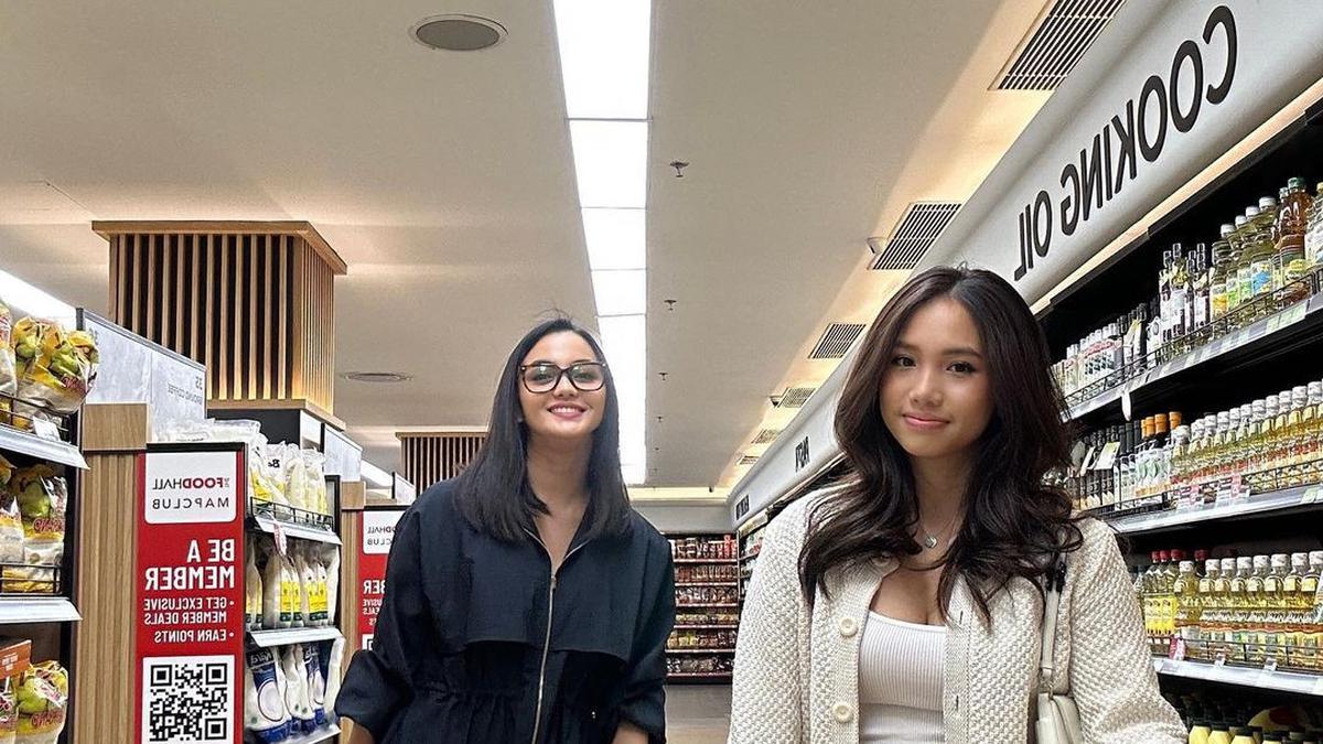 8 Potret Kekompakan Ririn Ekawati dan Jasmine Abeng yang Mirip Adik ...