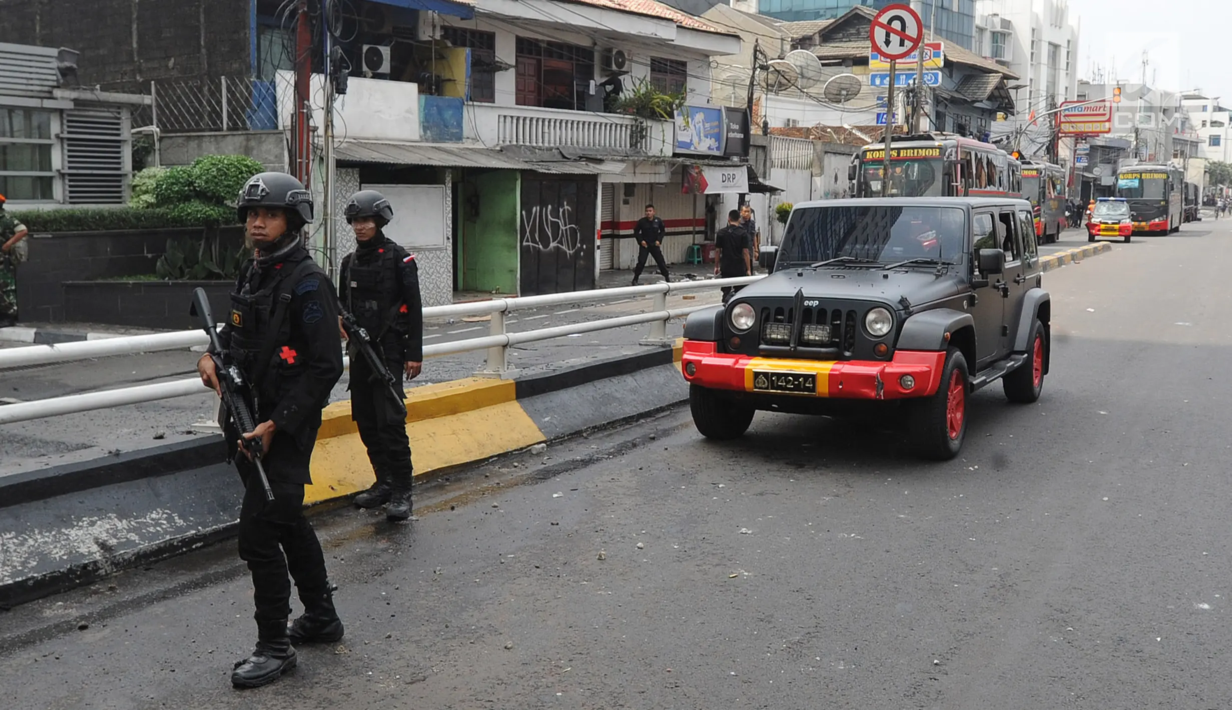 FOTO: Bus Polisi Dibakar, Brimob Usir Massa Aksi di Slipi - Foto ...