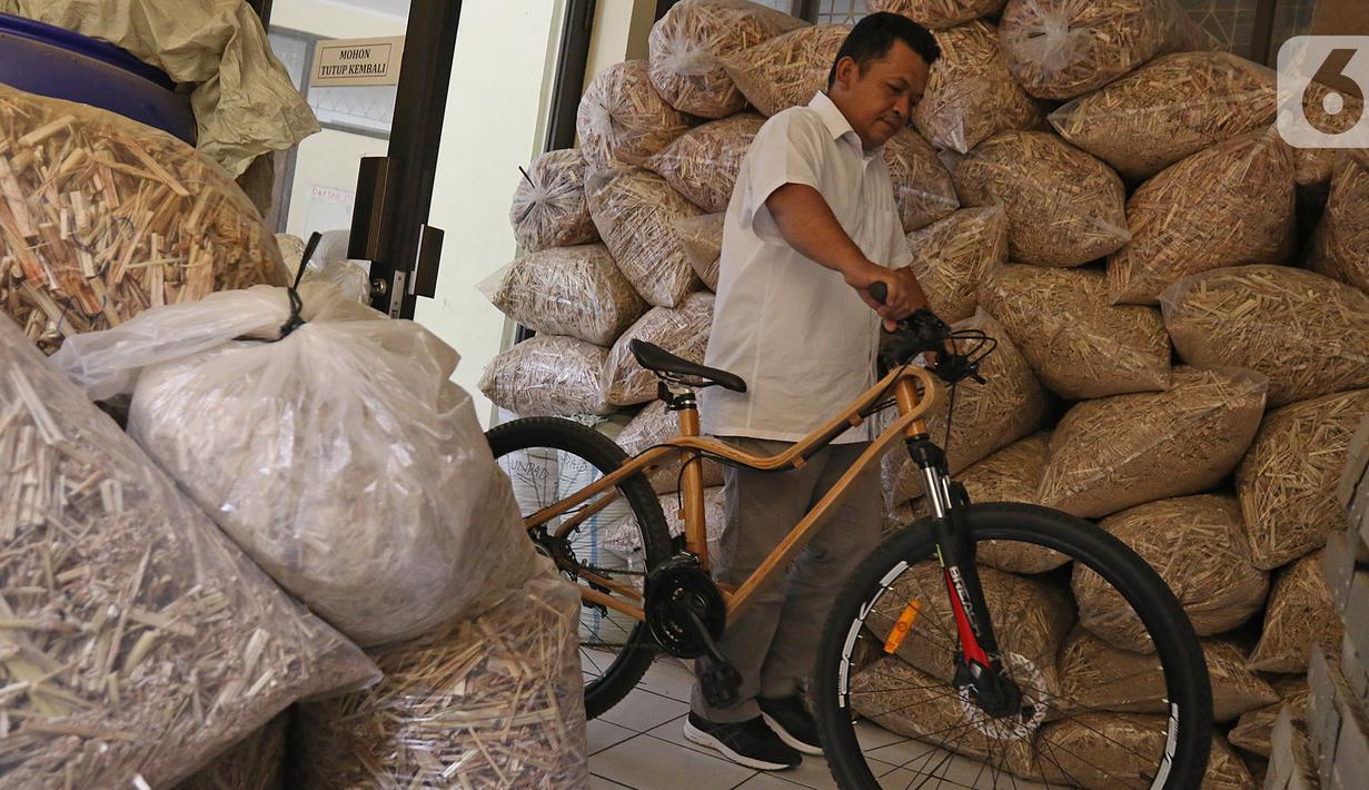 FOTO: Melihat Proses Pembuatan Sepeda Kayu