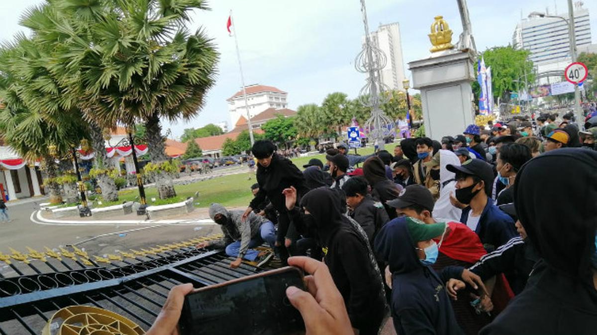 Umpatan Khas Surabaya Warnai Demo Tolak UU Cipta Kerja di Gedung Grahadi