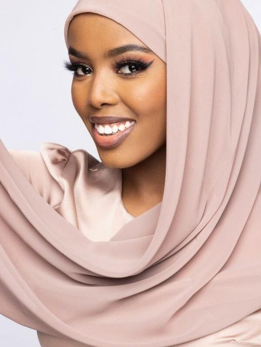 9 Pesona Khadija Omar, Kontestan Hijab Pertama di Miss World dari ...