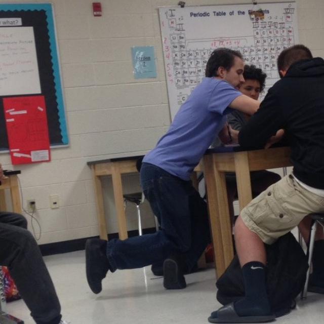 7 Pose Kocak Guru Saat Mengajar di Kelas, Bikin Enggak Konsen ...