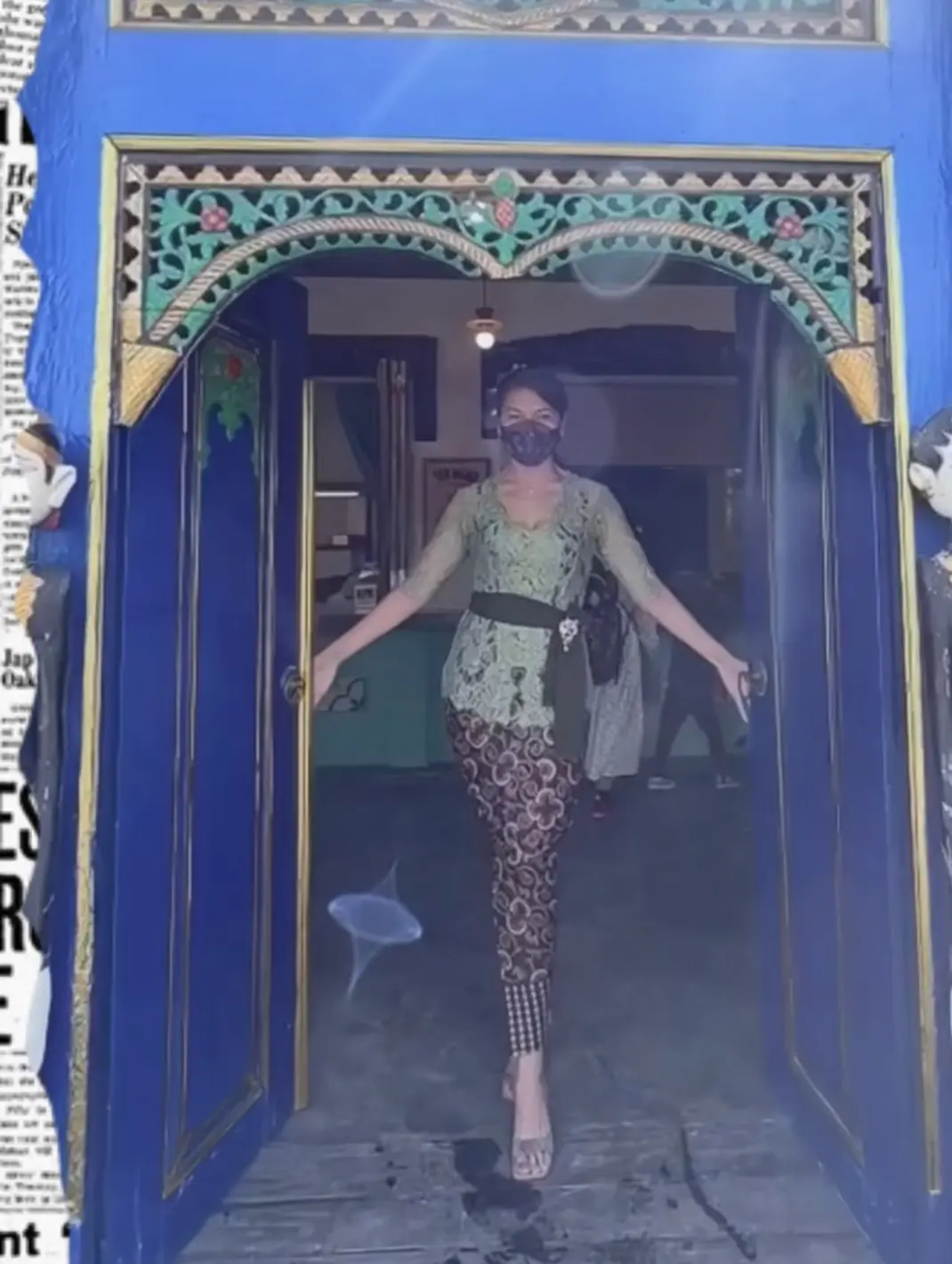 8 Pesona Tamara Bleszynski Mengenakan Kebaya Saat Jaga Warung Teh ...