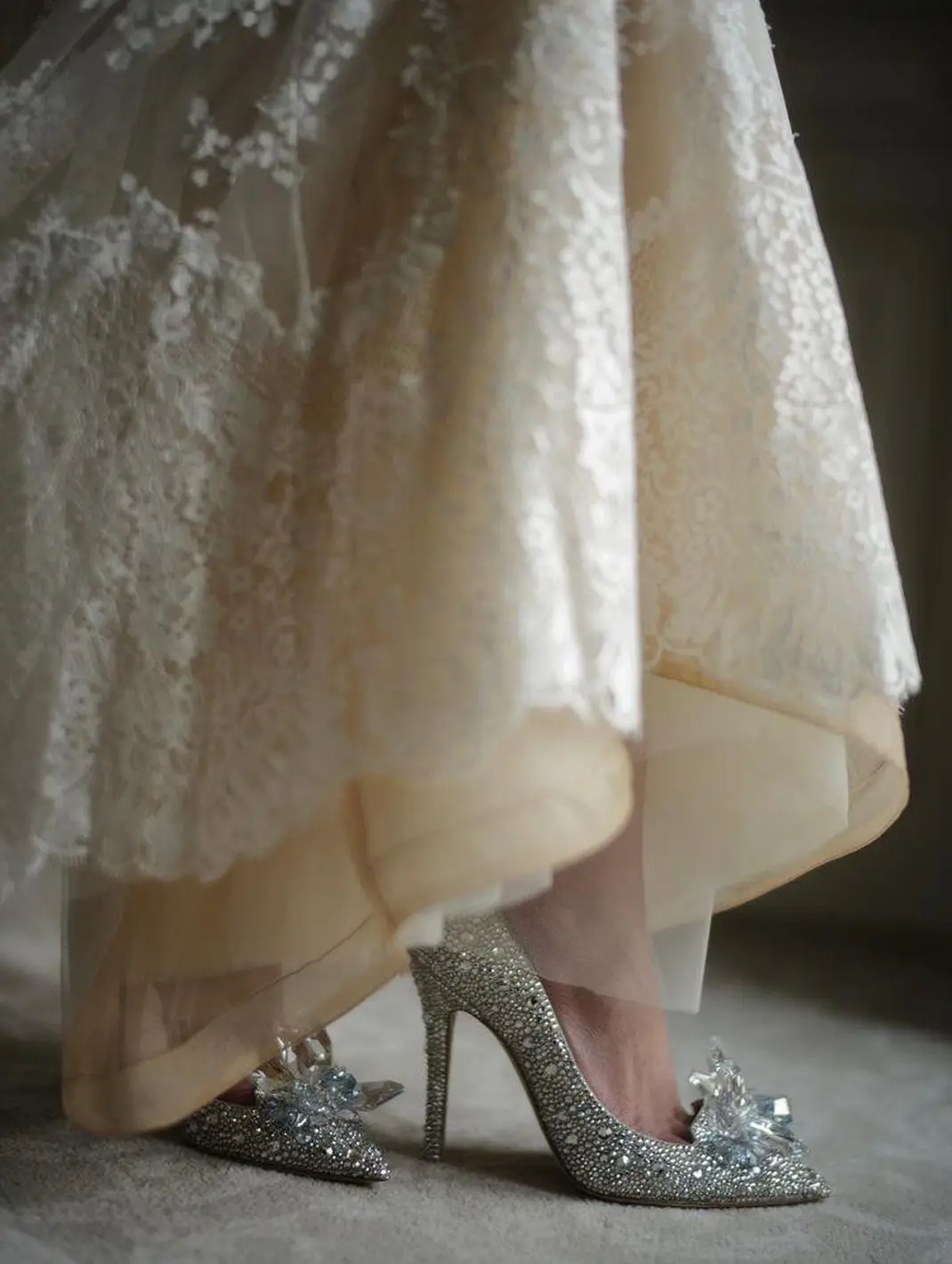 8 Potret Pemberkatan Valencia Tanoe Istri Kevin Sanjaya Dibalut Gaun Klasik, Menawan Bak ...