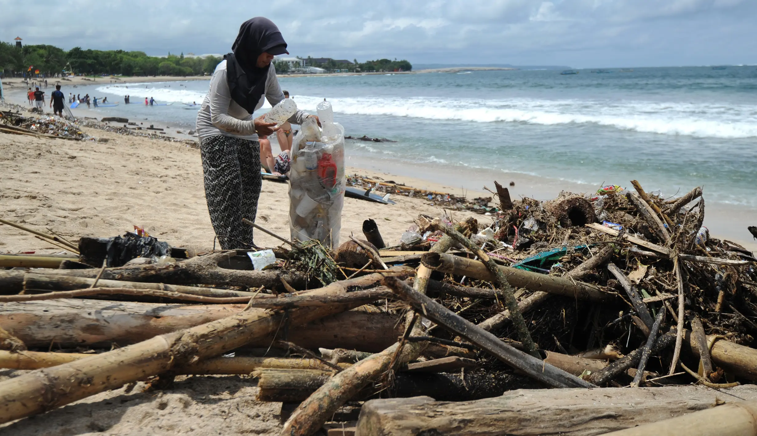 FOTO: Pantai Kuta Dikotori Sampah Kiriman - Foto Liputan6.com