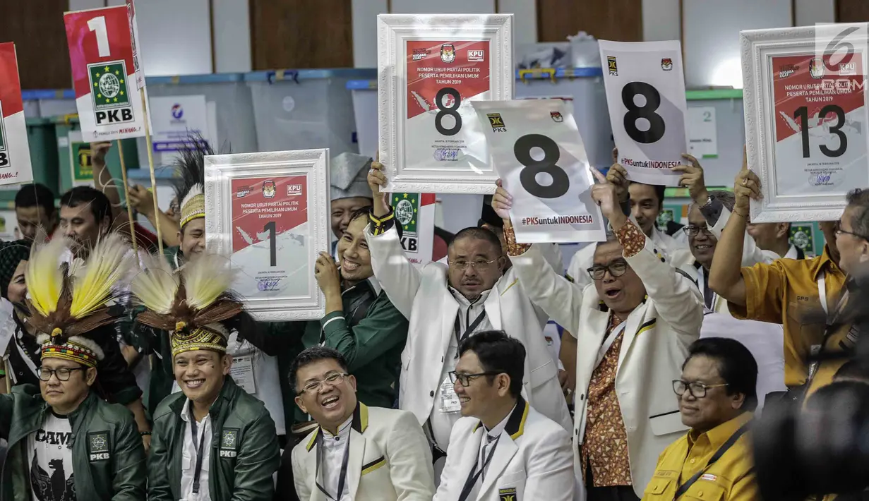 FOTO: Bawa Poster Nomor Urut, Peserta Parpol Bikin Ramai KPU - Foto ...