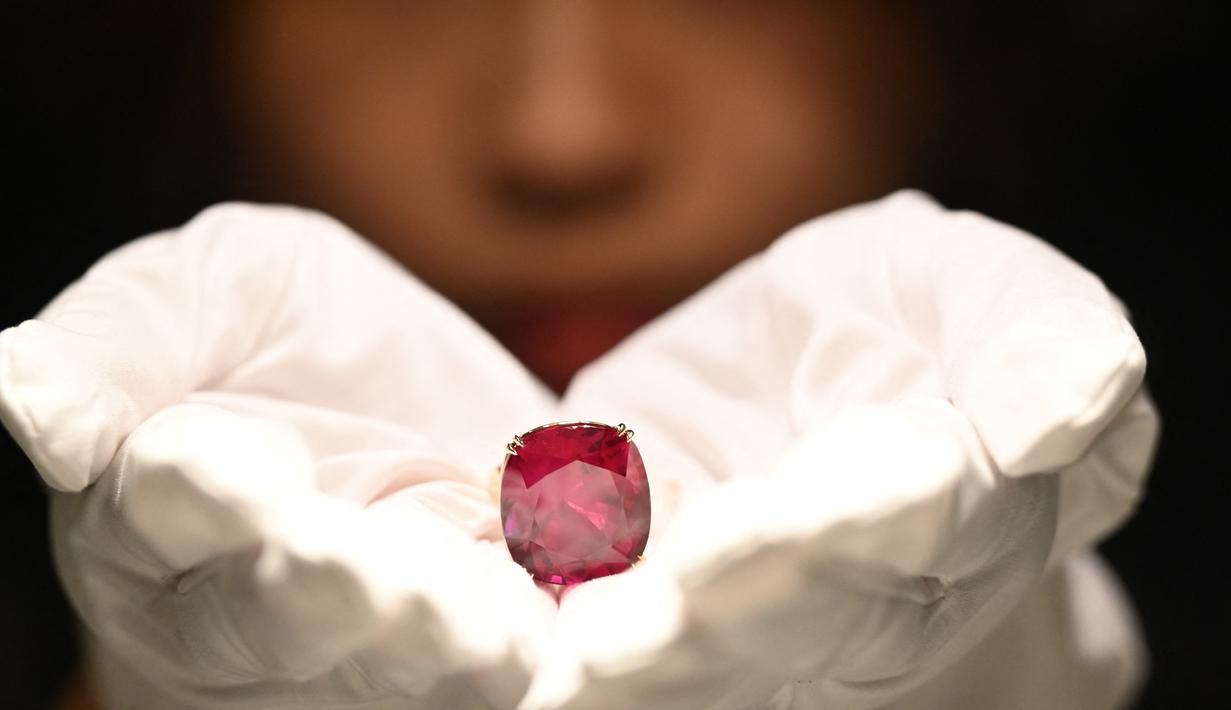Batu Rubi Terbesar di Dunia Akan Dilelang - Foto Liputan6.com