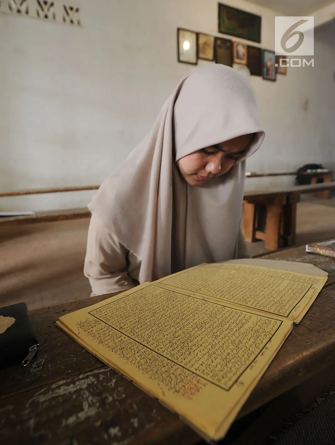 FOTO: Tradisi Santri Belajar Kitab Kuning Saat Ramadan - Foto Liputan6.com