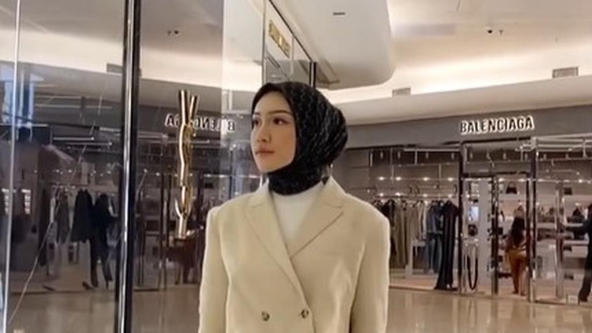 5 Gaya Padu Padan Outfit Berhijab ala Cewek Bumi, dari Melody Prima ...