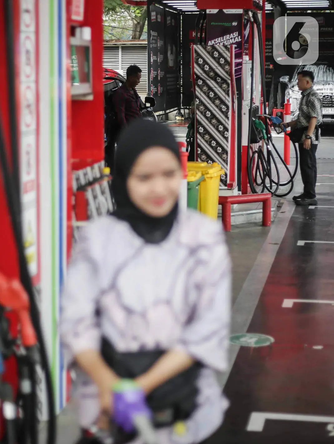 Peringati Hari Batik Nasional, Petugas SPBU ini Tampil Beda - Foto ...