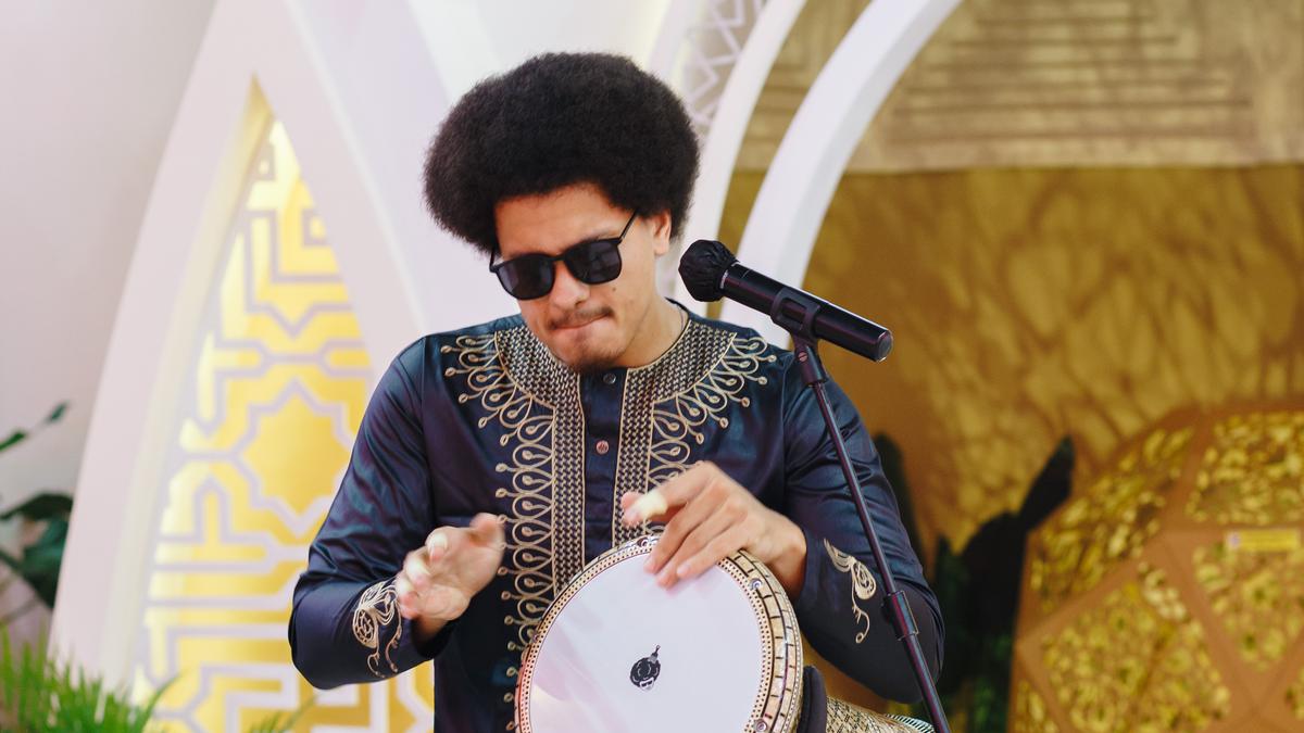 Potret Musisi Ali Kribo Main Darbuka di Program Blessings of Ramadhan ...