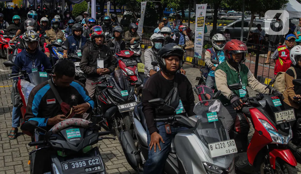 Gelombang Pertama Arus Balik Lebaran 2024, KM Dobonsolo Angkut 1.705 Orang dan 663 Unit Motor ...