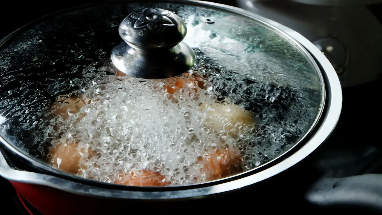 5 Langkah Cara Merebus Telur Setengah Matang yang Enak - Food Fimela.com