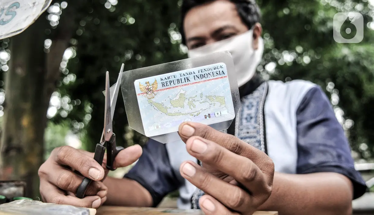 FOTO: Jasa Servis KTP Keliling di Tengah Pandemi COVID-19 - Foto Liputan6.com