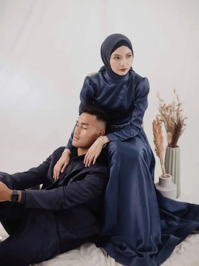 Resmi Menikah, Ini 7 Potret Mesra Muhammad Rafli Pemain Arema FC dan Sang Istri - Surabaya ...