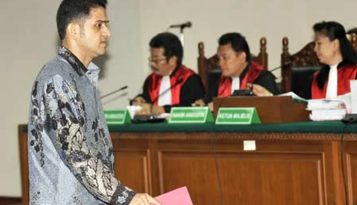 Terdakwa kasus suap proyek Wisma Atlet, Muhammad Nazaruddin menjalani ...