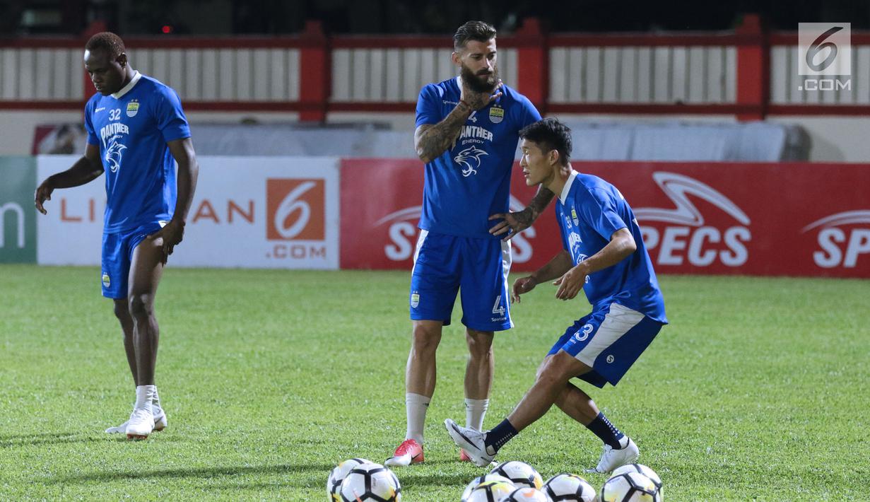 FOTO: Tandang Lawan Persija, Persib Jajal Stadion PTIK - Foto Liputan6.com