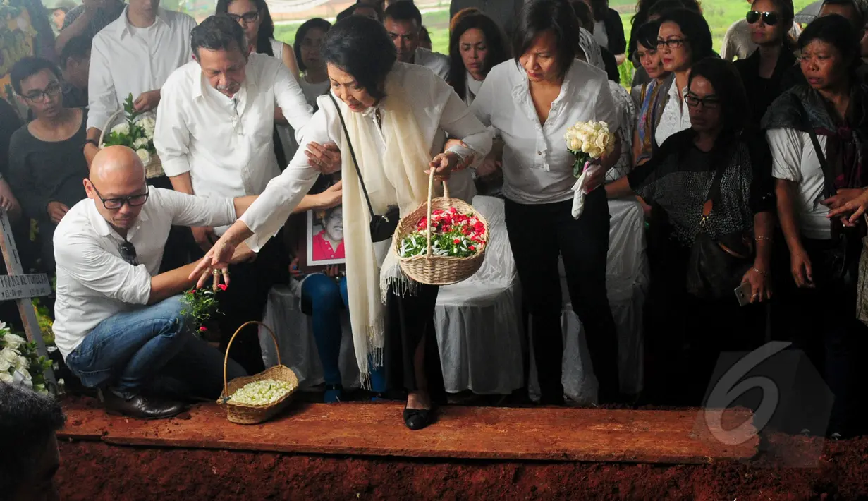 Gerimis dan Tangis Iringi Pemakaman Frans Tumbuan - Foto Liputan6.com