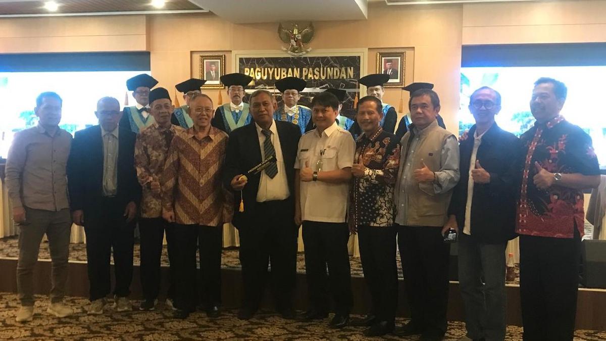 Mantap! Legenda Persib Asep Sumantri Raih Gelar Doktor, Patut Dicontoh!