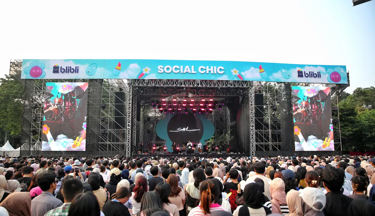 Penampilan Sal Priadi di Panggung Social Chic 2024, Jadi Salah Satu yang Dinanti - Photo Fimela.com