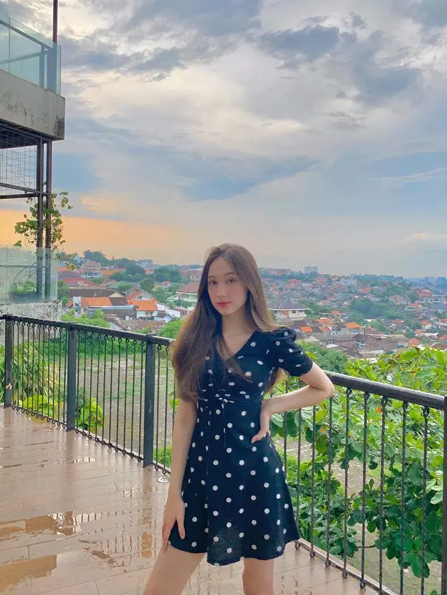 Genap Berusia 16 Tahun, Ini 7 Potret Laura Moane dengan Simpel Dress ...