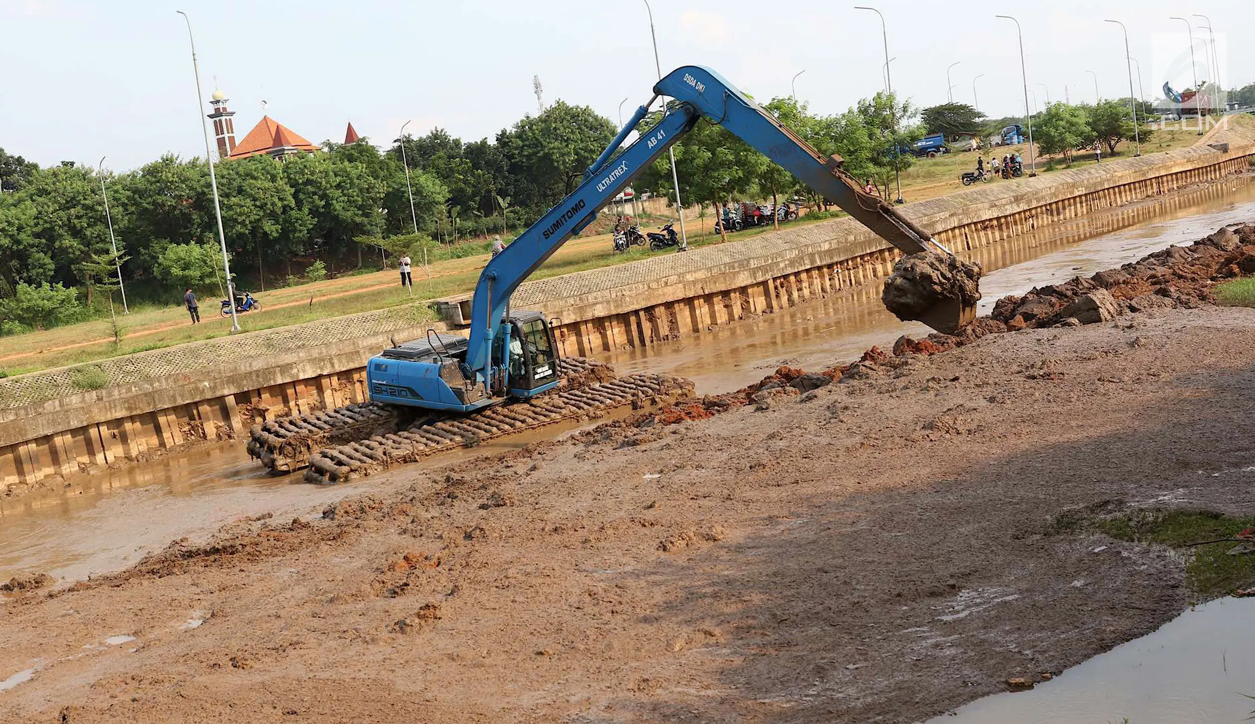 FOTO: Tingkatkan Daya Tampung, Setu Babakan Dikeruk - Foto Liputan6.com