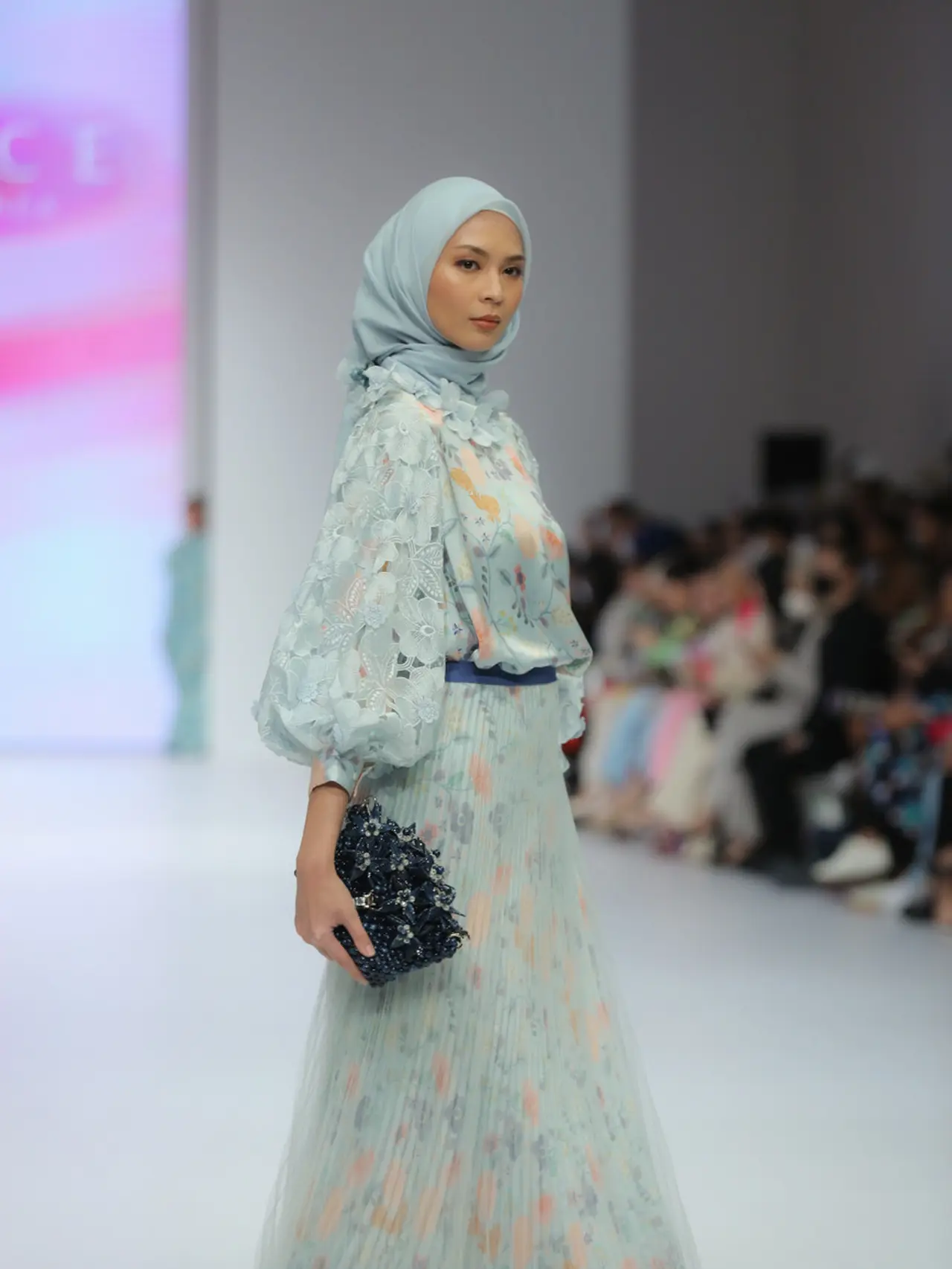 Warna-warni Karya 7 Desainer Lokal di Panggung JFW 2023 Persembahan Wardah - Fashion Fimela.com