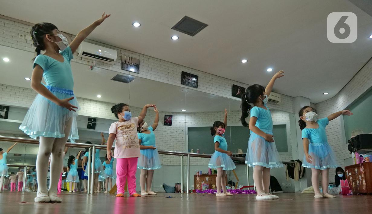 FOTO: Intip Semangat Anak-Anak Latihan Balet - Foto Liputan6.com