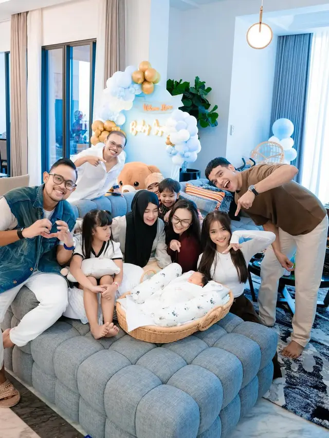 7 Potret Fuji dan Fadly Faisal Jenguk Baby Jyad Anak Shandy Purnamasari ...