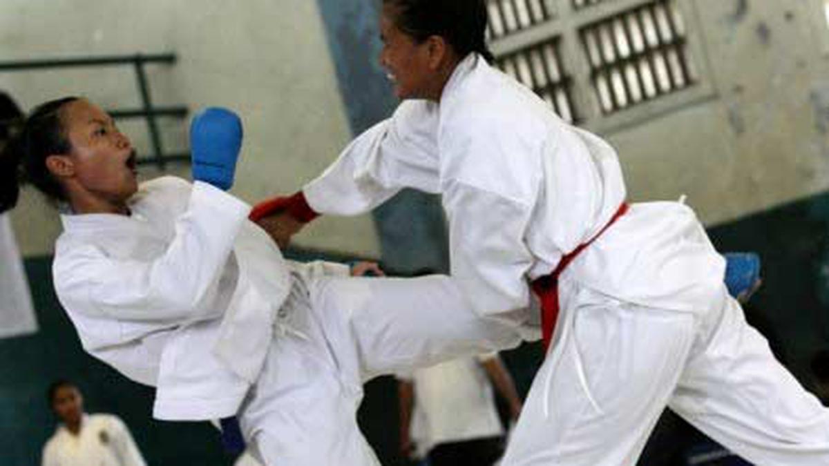 Atlet Karate bertanding saat Seleknas Karate di Jakarta, Minggu (11/3 ...