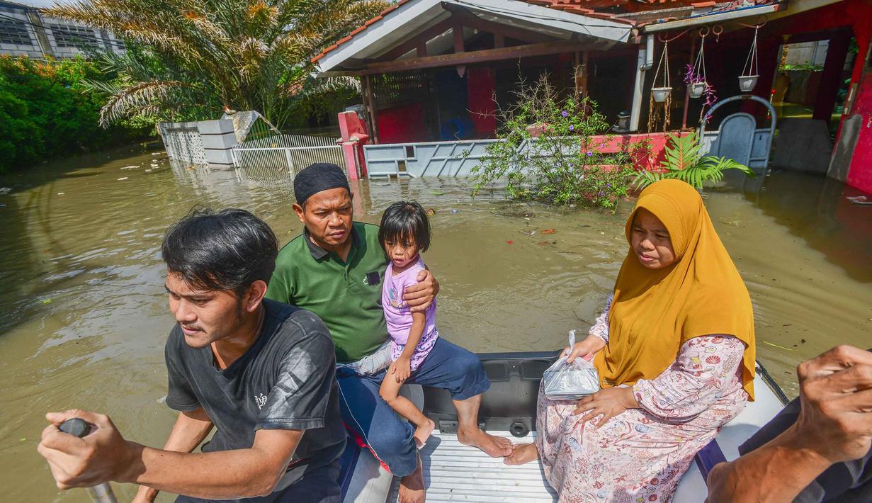 Pemuda Bantu Evakuasi Warga Terdampak Banjir di Kota Tangerang Banten
