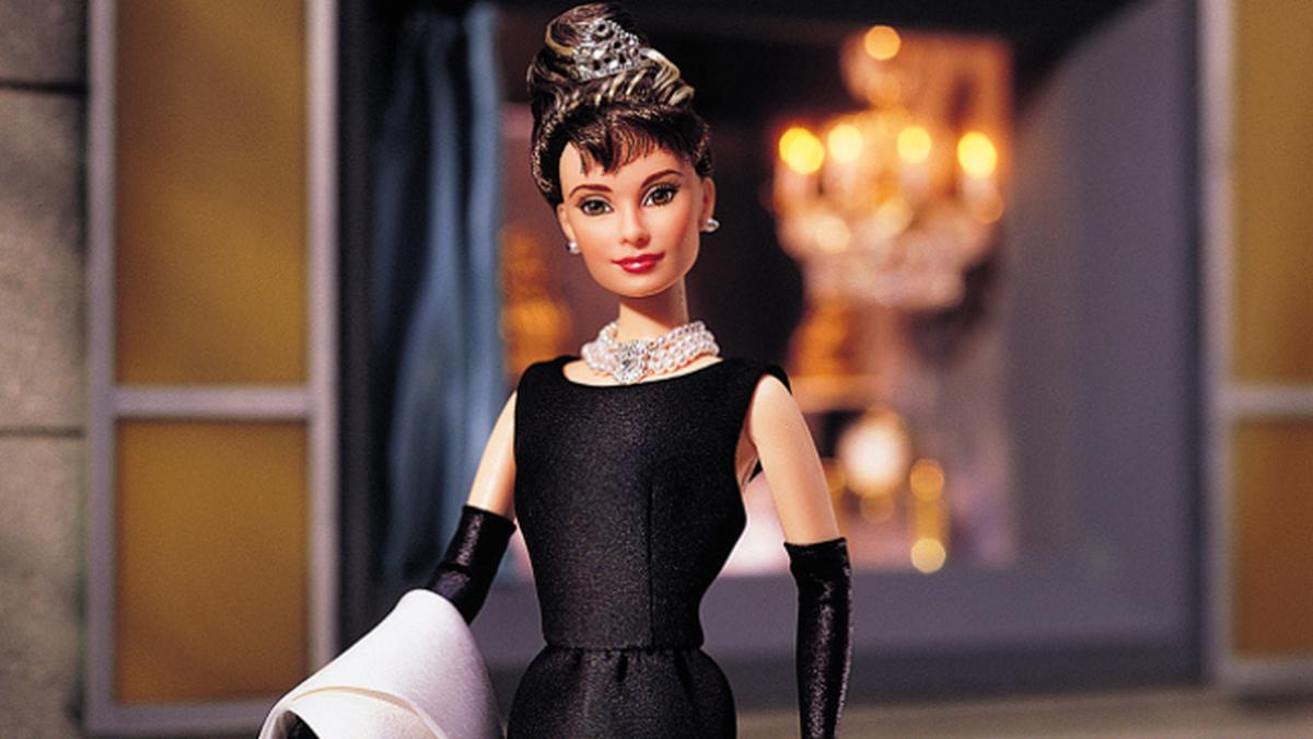 Melihat Barbie dalam Balutan Rancangan Desainer Fashion