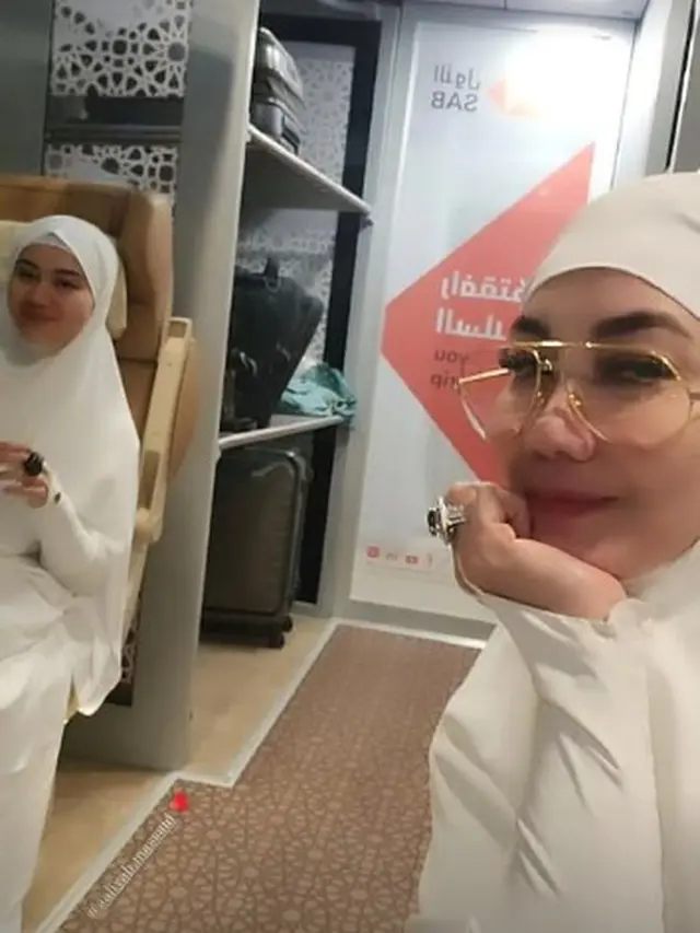 8 Potret Aaliyah Massaid Umroh dengan Reza Artamevia, Menangis Haru ...
